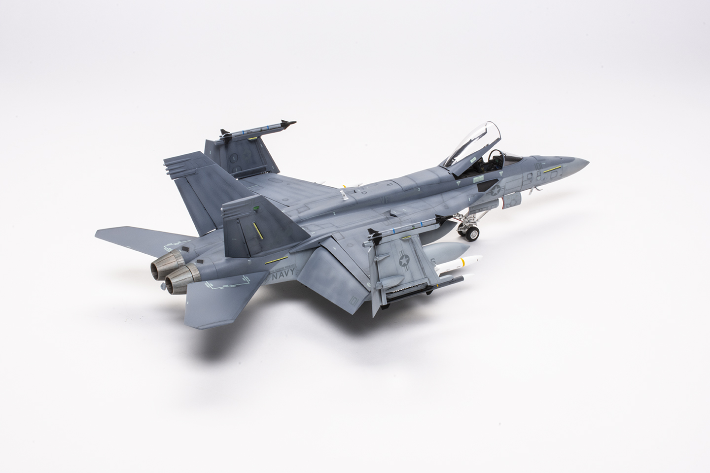 HobbyBoss 1/48 scale F/A-18E Super Hornet plastic model kit review ...