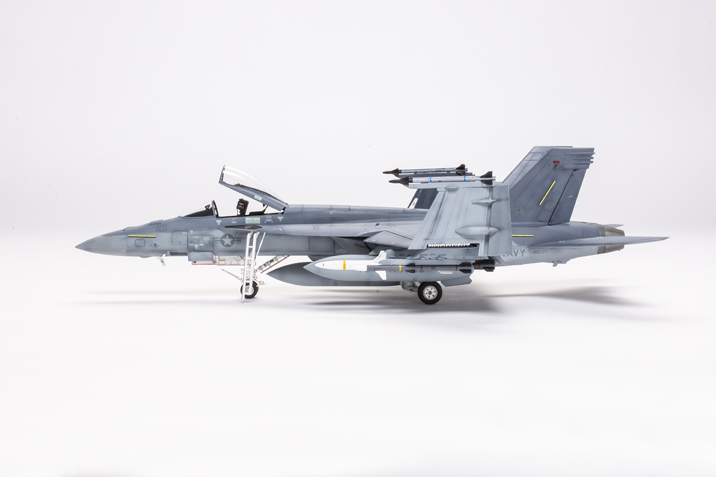 HobbyBoss 1/48 scale F/A-18E Super Hornet plastic model kit review ...