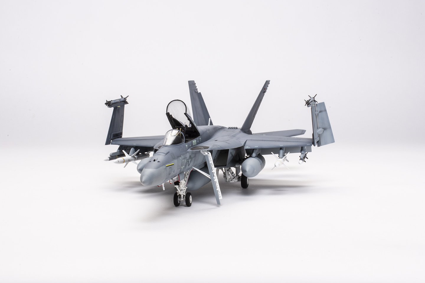 HobbyBoss 1/48 scale F/A-18E Super Hornet plastic model kit review ...