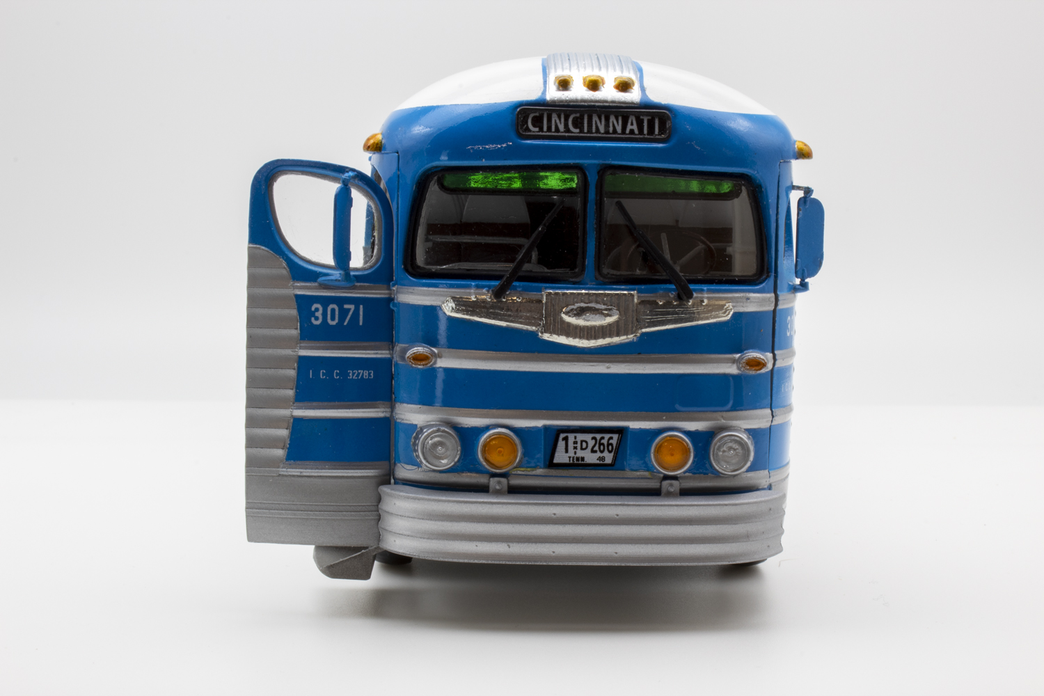 Roden 1/35 scale 1947 PD-3751 Silverside bus plastic model kit review ...