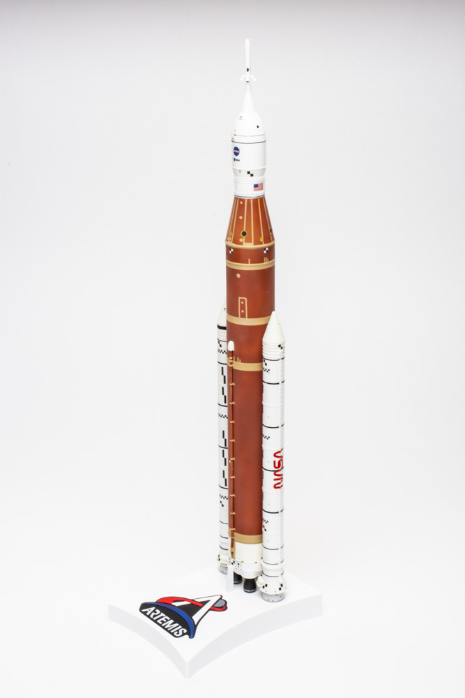 AMT 1/200 scale Artemis I Space Launch System and Orion Crew Spacecraft plastic model kit review ...
